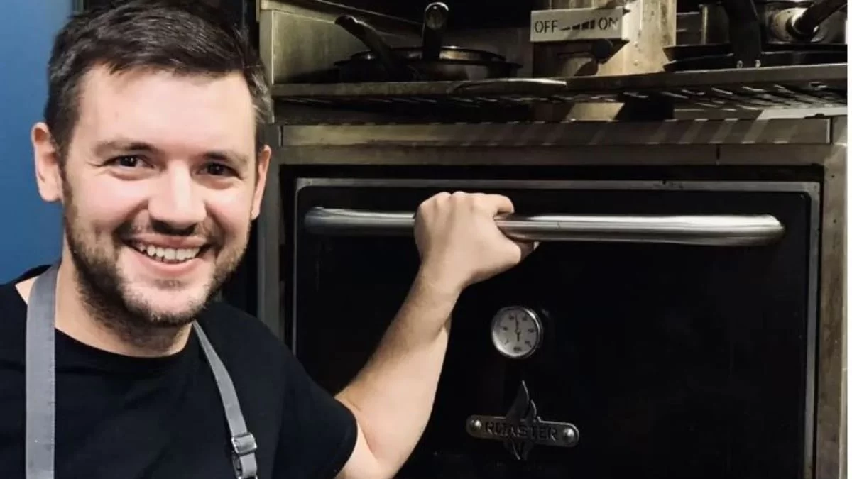 Έκλεψε τα βλέμματα η σύζυγός του με το λιτό νυφικό της - Παντρεύτηκε ο ...