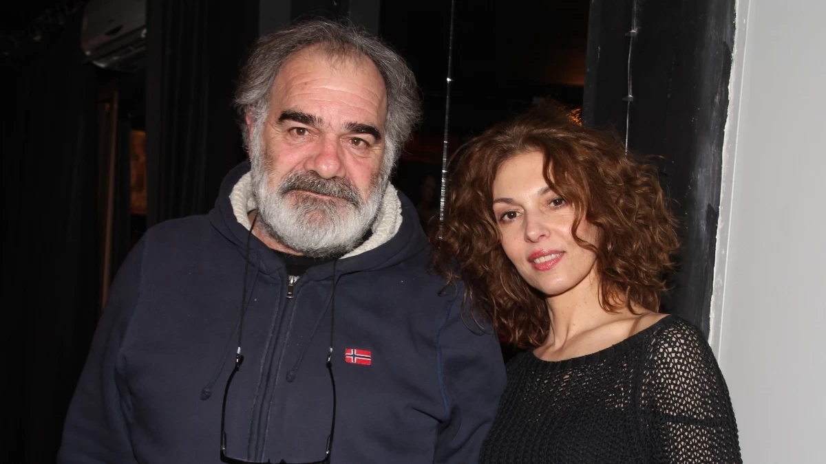 Κοκκινομάλλα με λευκό δέρμα και μαύρο μίνι φόρεμα - Η κούκλα κόρη του ...