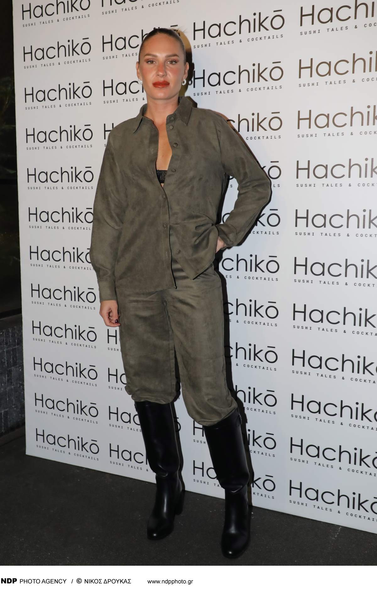 Η Κατερίνα Δαλάκα φόρεσε τις μπότες που είναι το hero piece του χειμώνα ...