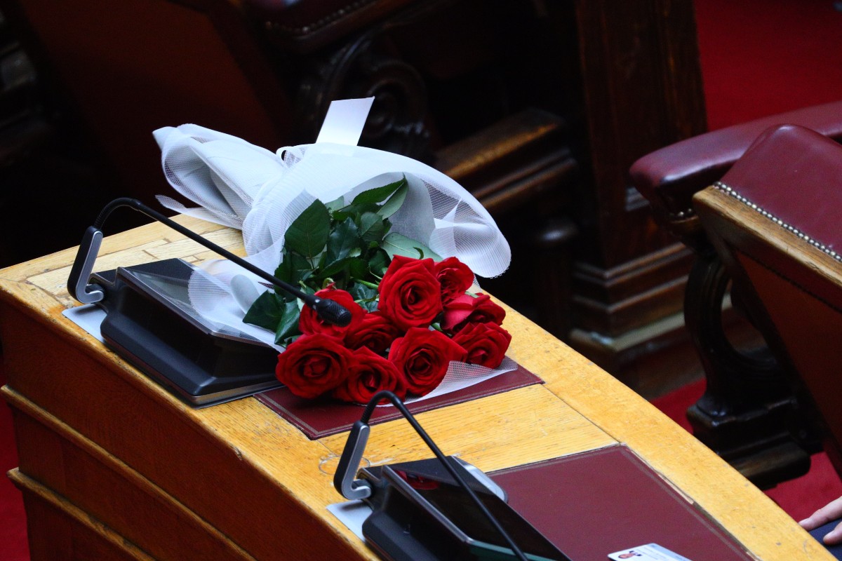Βάσω Παπανδρέου: Ρίγη συγκίνησης στη Βουλή - Τα τριαντάφυλλα, η σιγή ...
