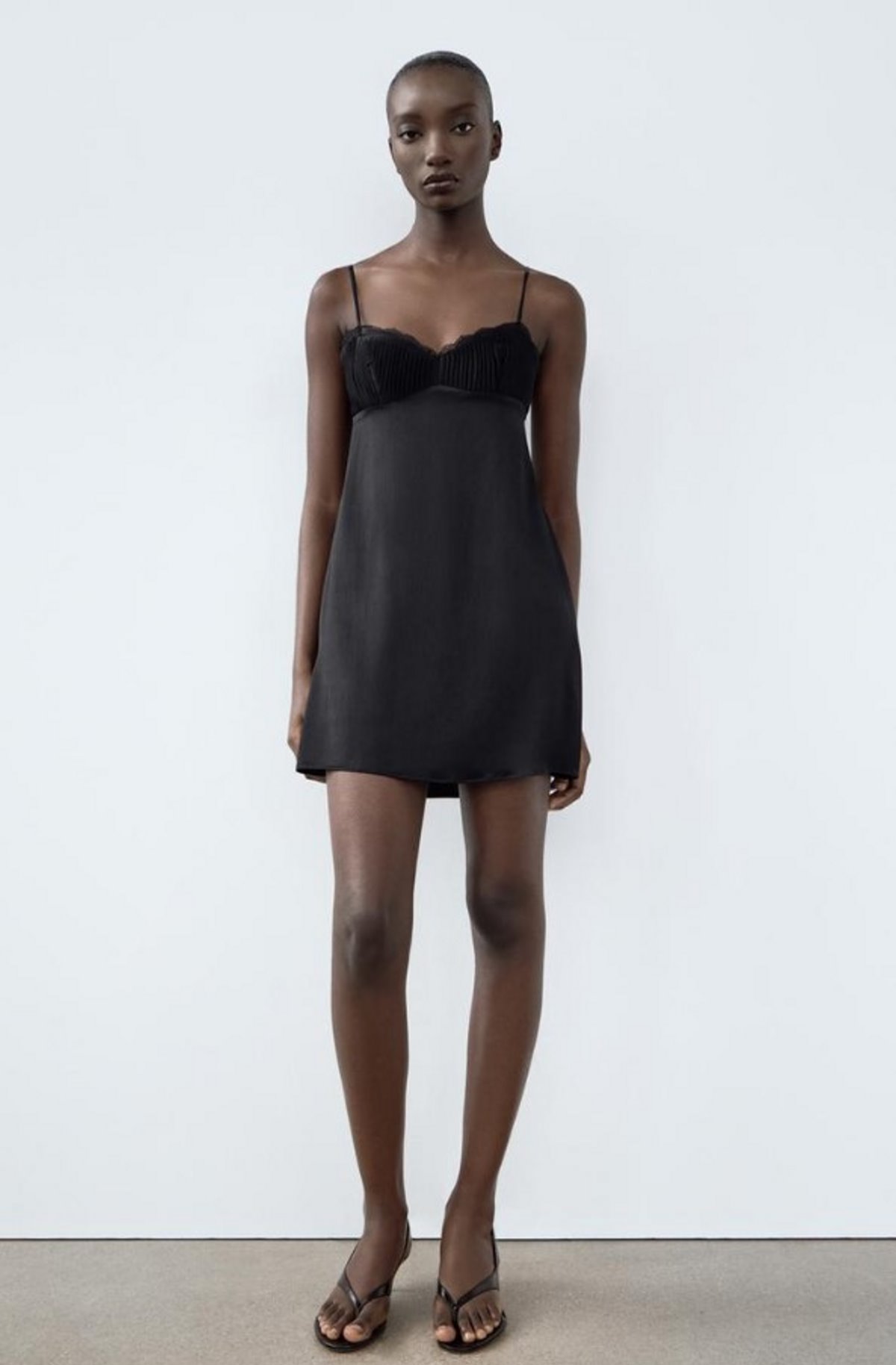 Μαύρα φορέματα: Τα 5 καλύτερα Zara κάτω από 30 ευρώ! - SHOPPING - Youweekly.gr