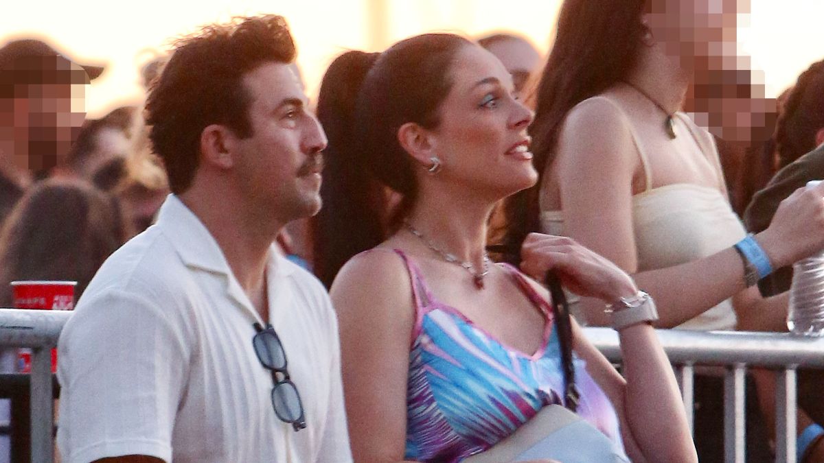 Ιωάννα Τριανταφυλλίδου: Η πρώτη δημόσια εμφάνιση με φουσκωμένη κοιλίτσα - Στο πλευρό της ο Κίμων ...