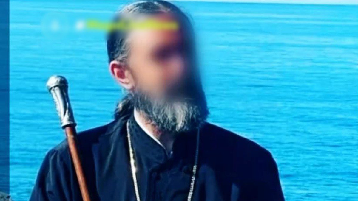 Λιβάνιζε με... χασίς ο ιερέας που συνελήφθη με 2 κιλά κοκαΐνης ...